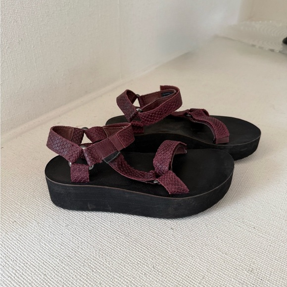 Teva | Shoes | Teva Flatform Universal Maroon Snake Print Embossed ...